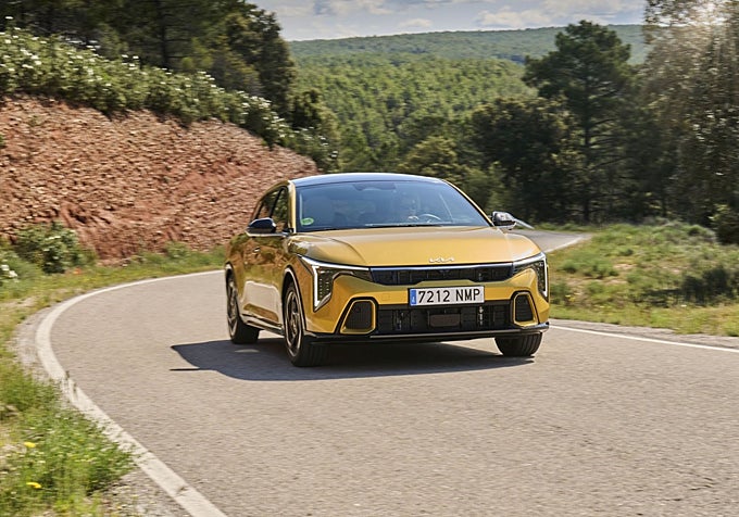 Así va el Kia K4, el generoso compacto con motores de gasolina e ...