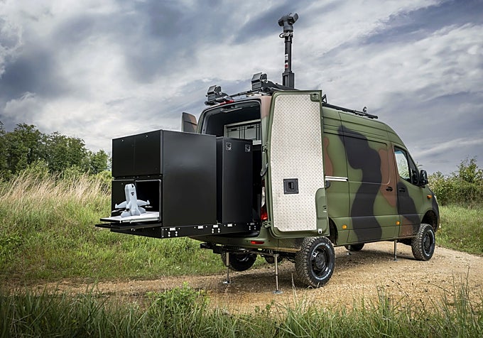Mercedes-Benz despliega su artillería logística y táctica militar con ...