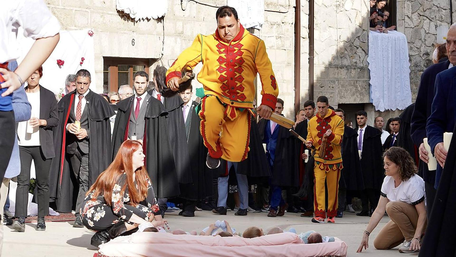 El Colacho vuelve a protagonizar el 'salto de bebés' en Castrillo de ...