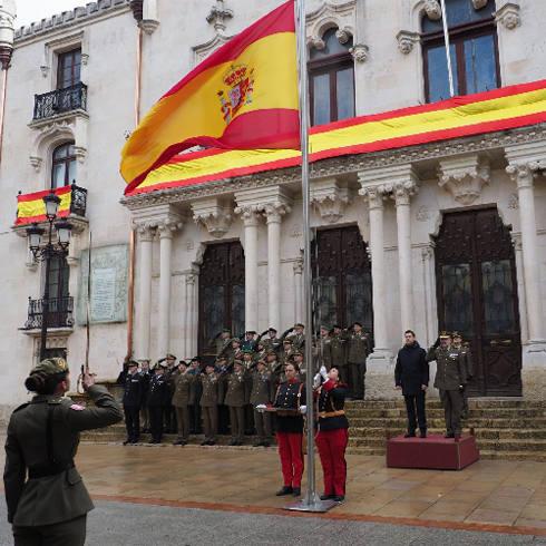 La Plaza Alonso Martínez de Burgos acoge el tradicional izado de ...