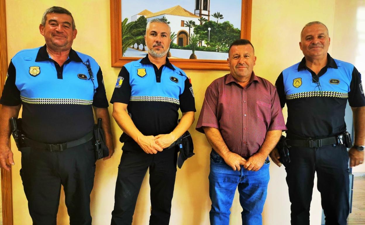 Antigua reconoce a los agentes que salvaron la vida a una menor | Canarias7