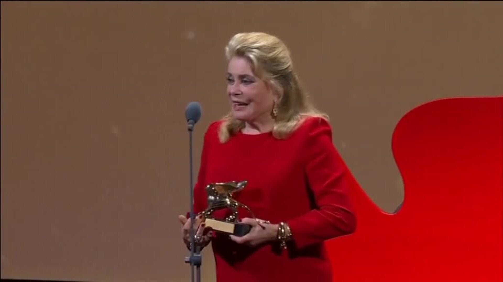 Catherine Deneuve recibe el León de Oro en el Festival de Cine de ...