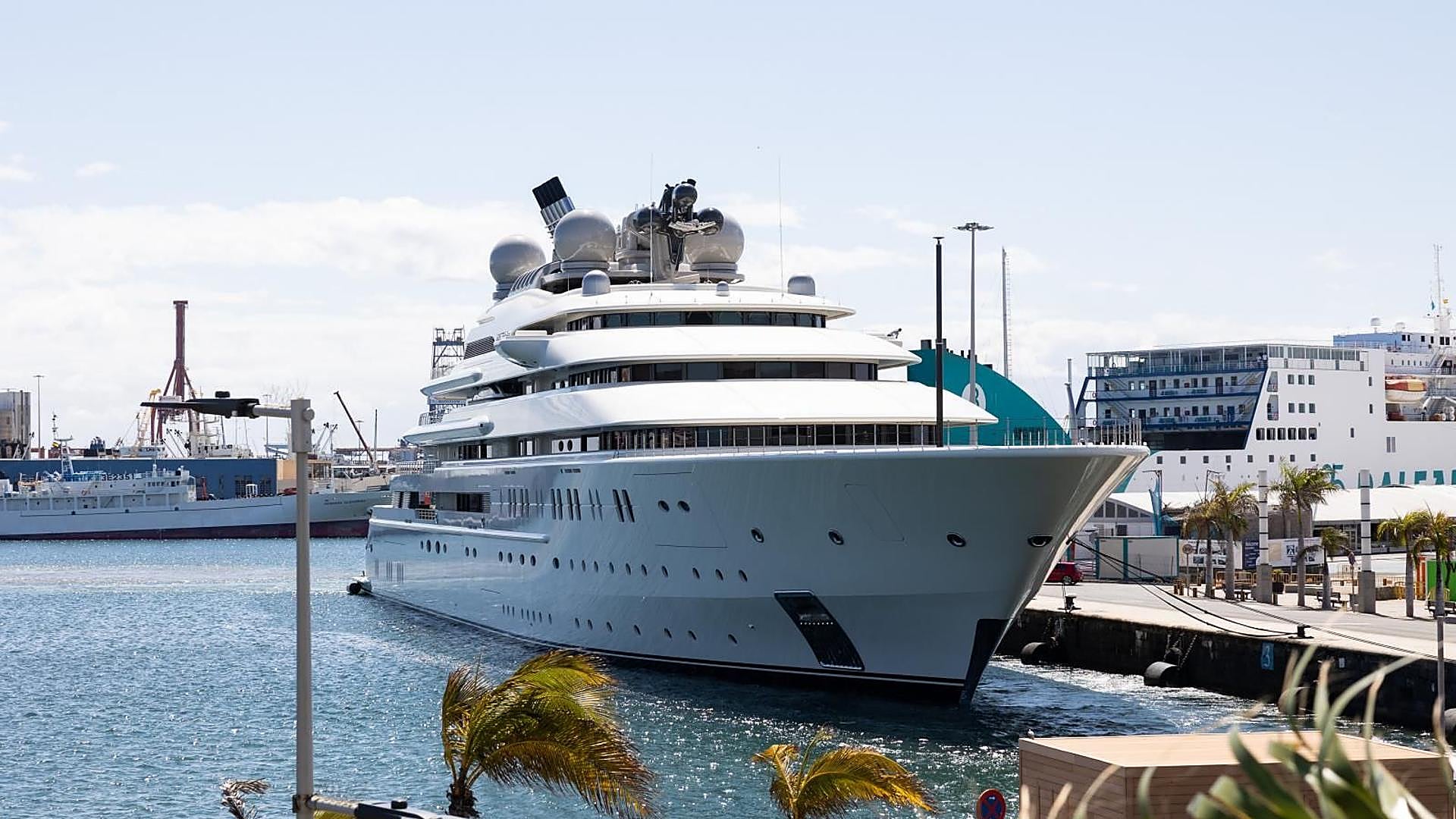 El yate de megalujo 'Opera' abandona el Puerto de Las Palmas | Canarias7