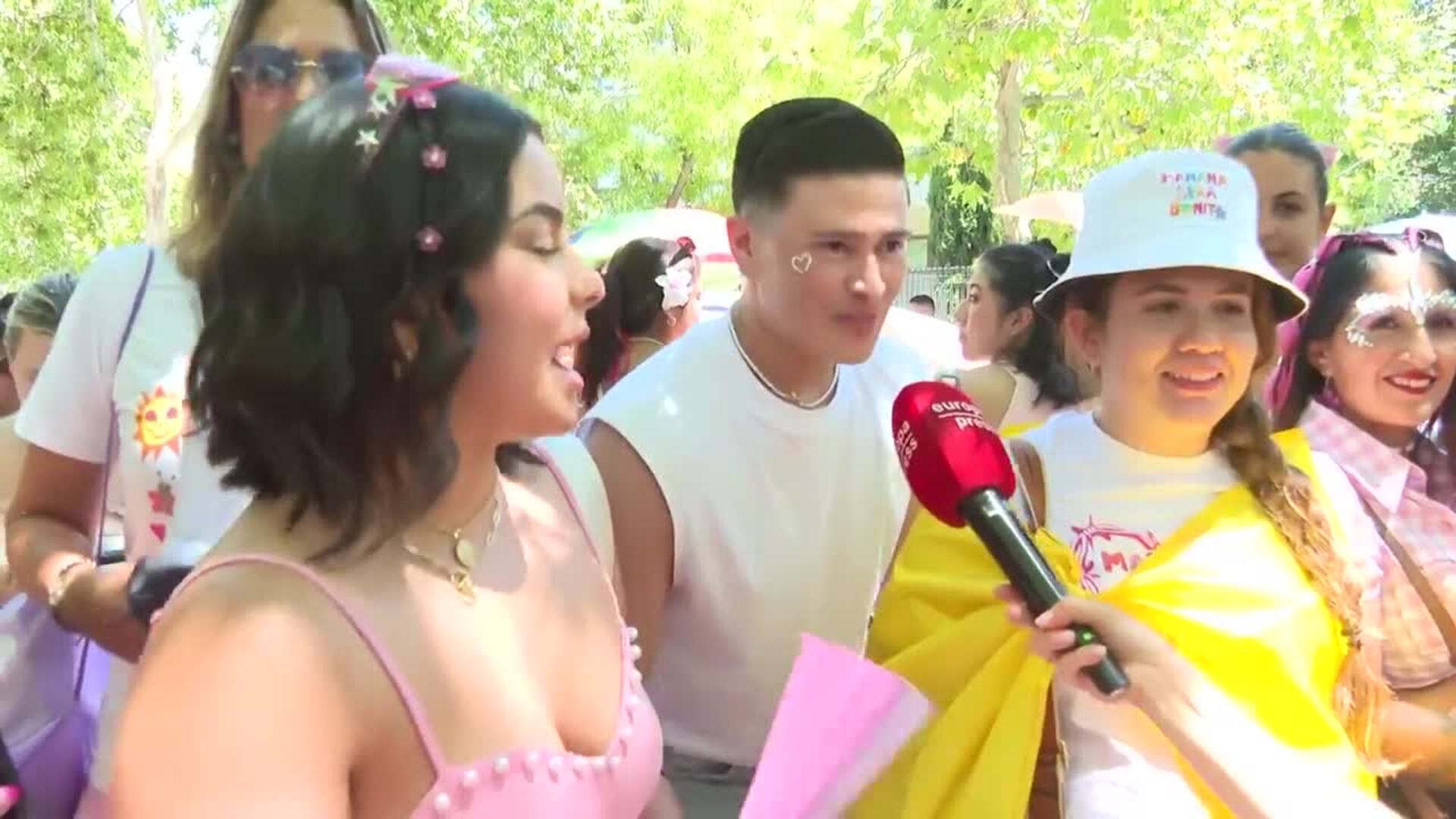 Multitud de fans de Karol G se preparan para los conciertos de la ...