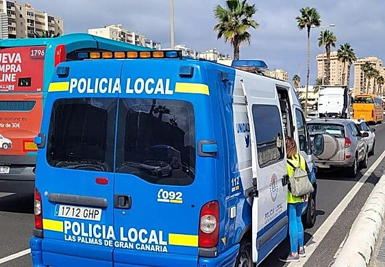 Un choque entre una guagua y un camión provoca un accidente entre dos coches en la avenida ...