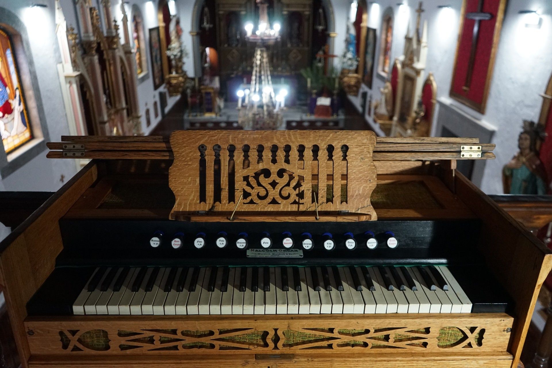 El armonio centenario de la iglesia de Juncalillo recupera su voz tras ...