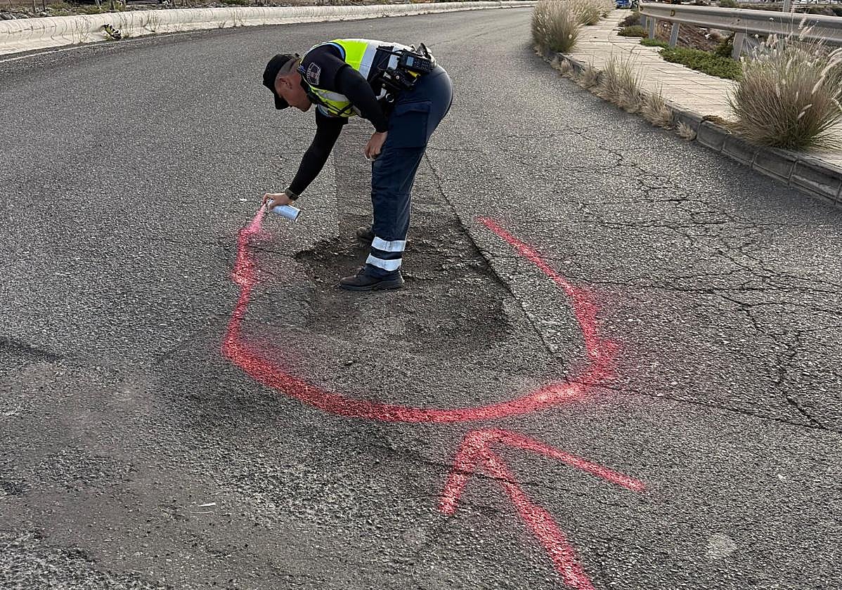 Spray para alertar del bache revienta gomas en Telde | Canarias7