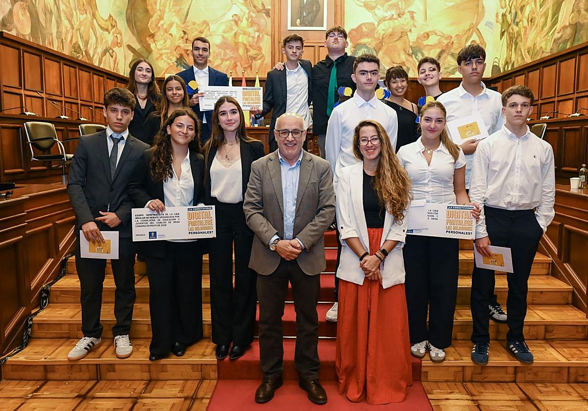 El equipo 'Argumentum' del IES Pérez Galdós gana la Liga Insular de ...