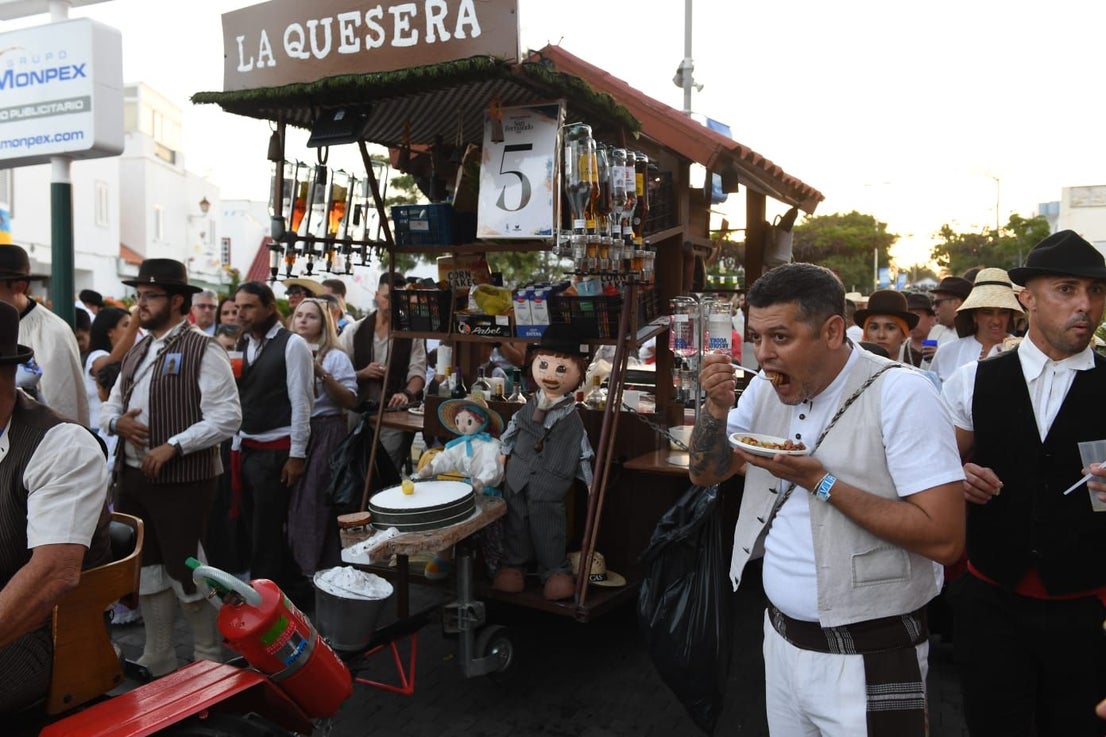 San Fernando sale a la calle en su romeria ofrenda | Canarias7