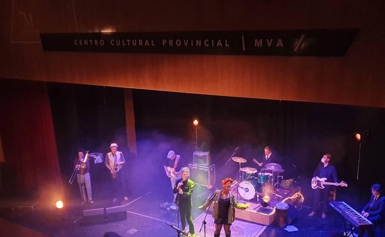 Revoluta y la Free Soul Band, explosión musical de pop y soul en los ...