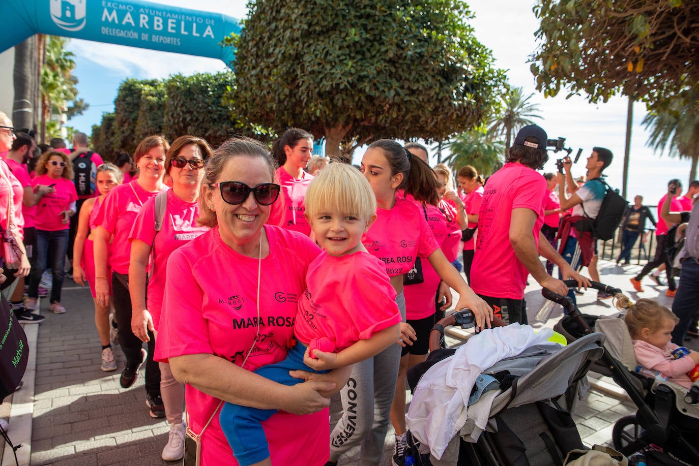 Fotos: Marea rosa en Marbella: más de 3.000 personas recorren las ...