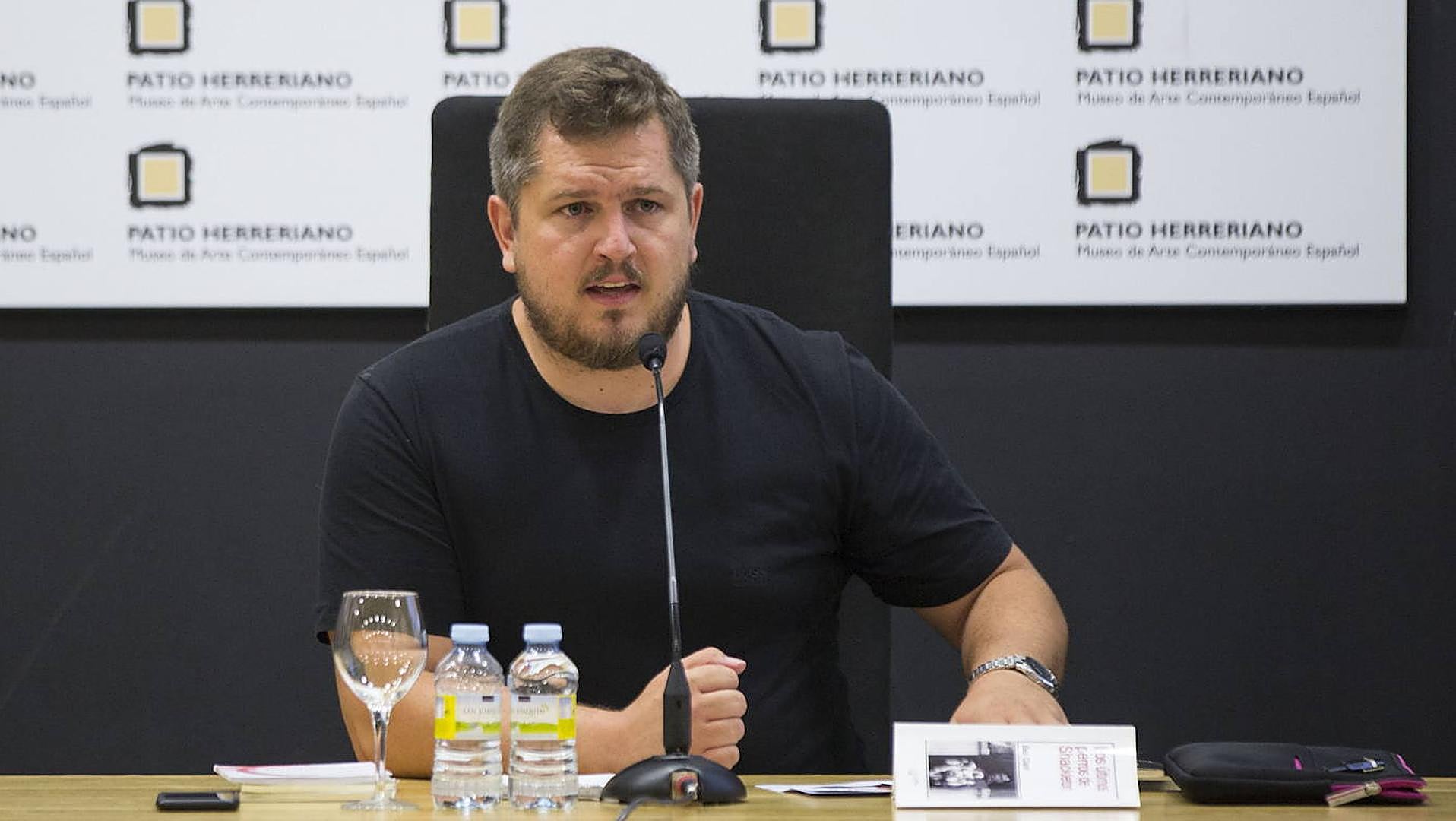 Ben Clark abre la caja de sus 'Demonios' en el Aula de Cultura de SUR ...