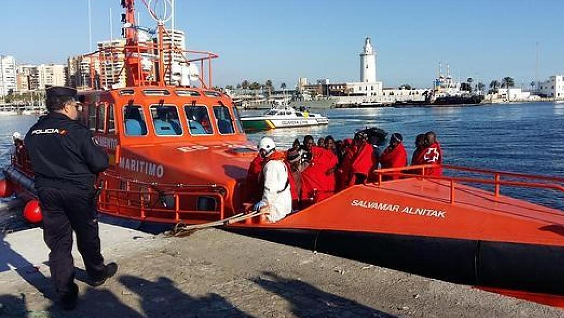 Rescatados 17 migrantes en una patera a 34 millas al sureste de Málaga ...