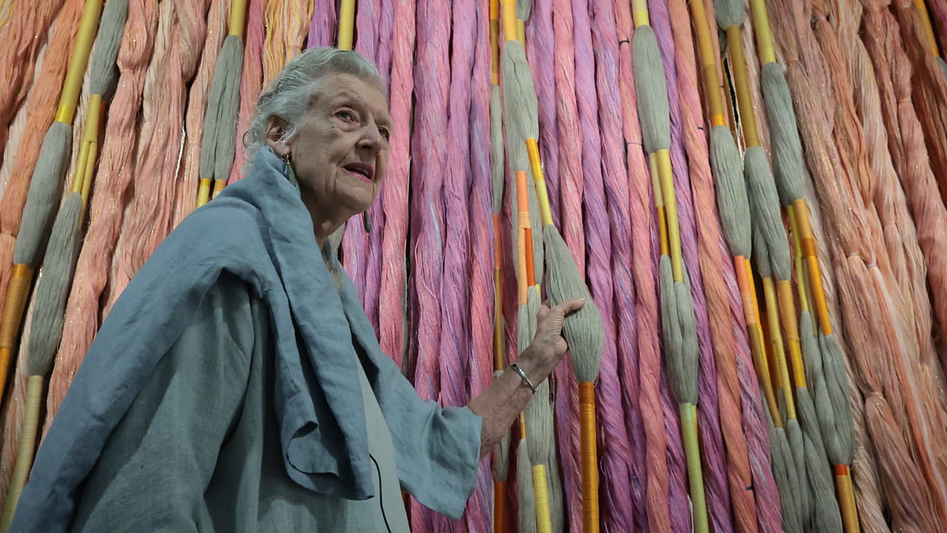 Sheila Hicks: la vuelta al mundo en 60 hilos en el Pompidou de Málaga ...