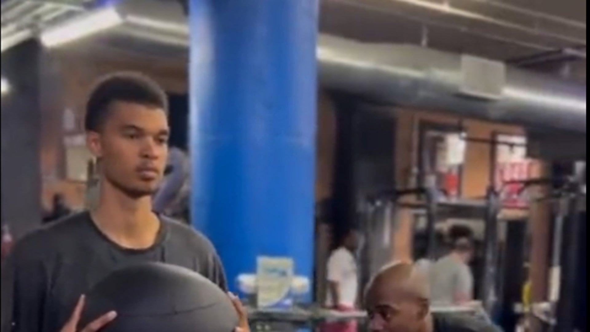 El excajista Melvin Sanders moldea a Victor Wembanyama, el número uno ...