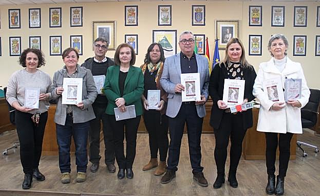 'Manos inquietas', el libro con 300 microrrelatos de once autores de la ...