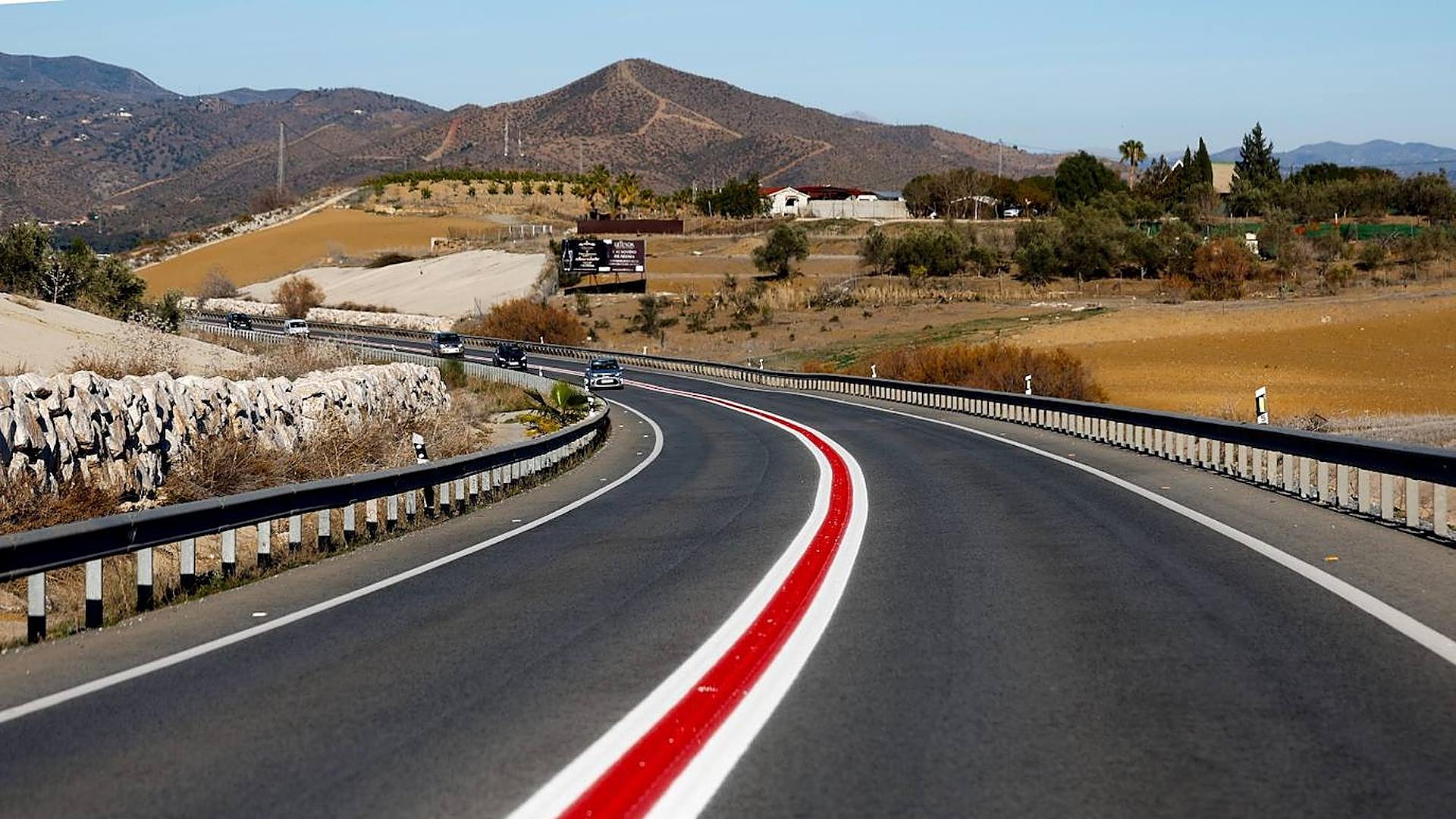 Pintan una gran línea roja para evitar adelantamientos en la 'carretera ...