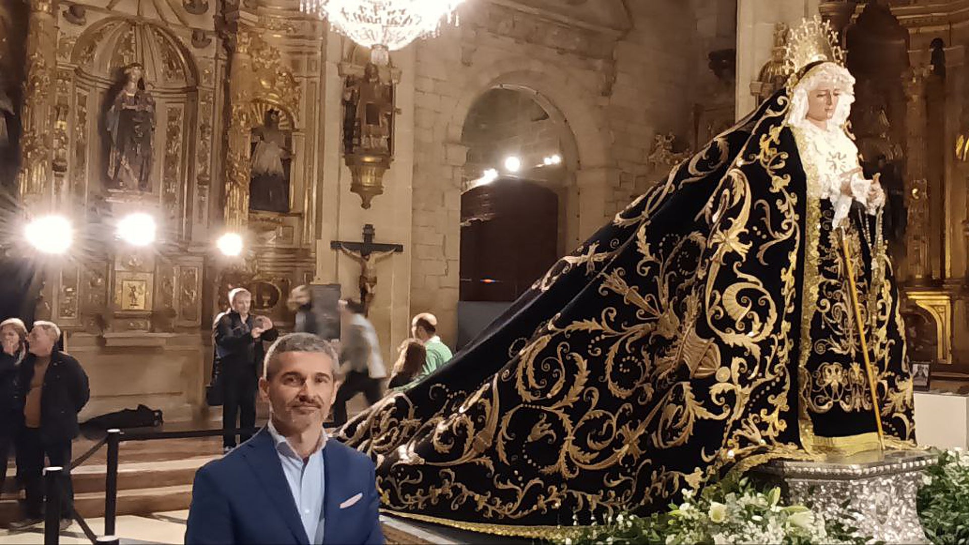 El bordador malagueño Sebastián Marchante restaura el manto de La ...