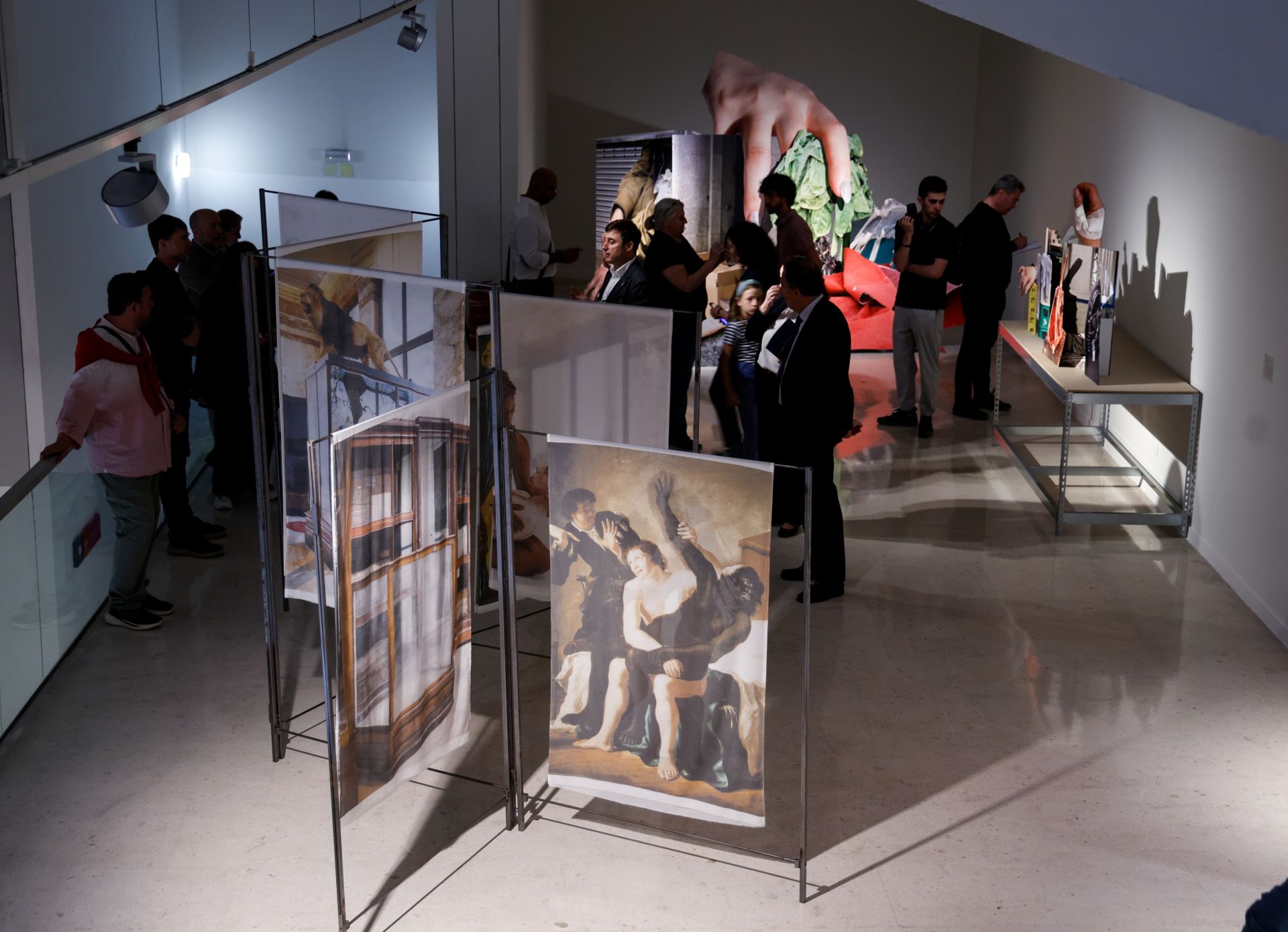 Exposición 'Omnímoda. La fotografía como display' en el MUCAC La ...
