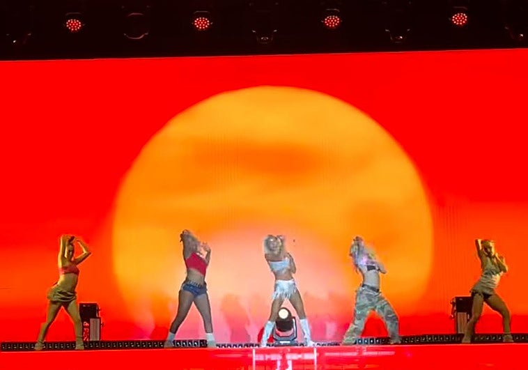 Heyhayfoster twerking that one looks like a cover girl from