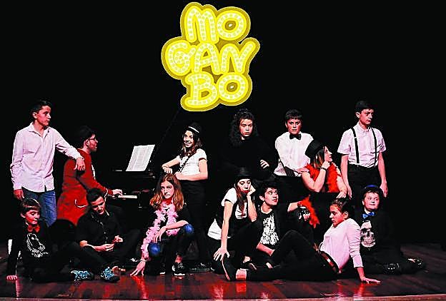 Los gaztetxos de Irazan se empapan de la magia del cabaret con 'Moganbo ...
