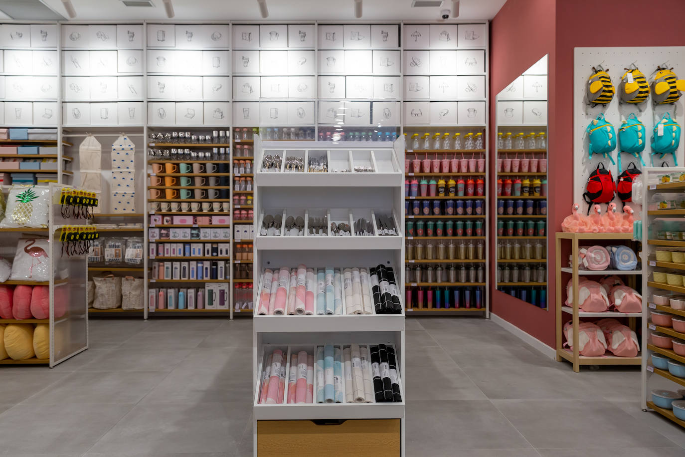 Fotos: Largas colas en la apertura de MINISO en Donostia | El Diario Vasco