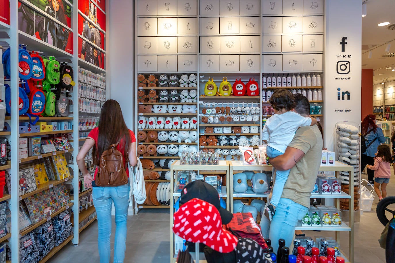 Fotos: Largas colas en la apertura de MINISO en Donostia | El Diario Vasco