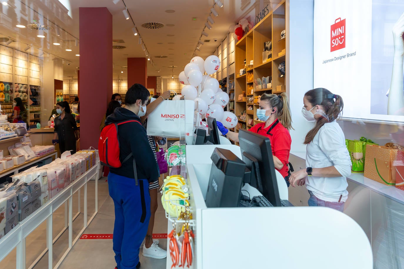Fotos: Largas colas en la apertura de MINISO en Donostia | El Diario Vasco