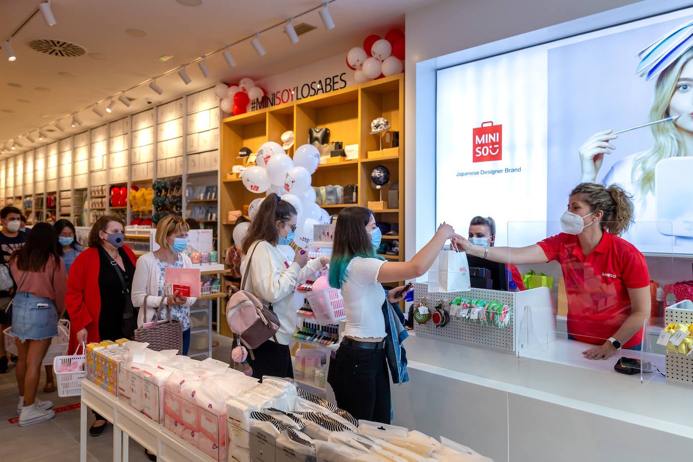 Fotos: Largas colas en la apertura de MINISO en Donostia | El Diario Vasco