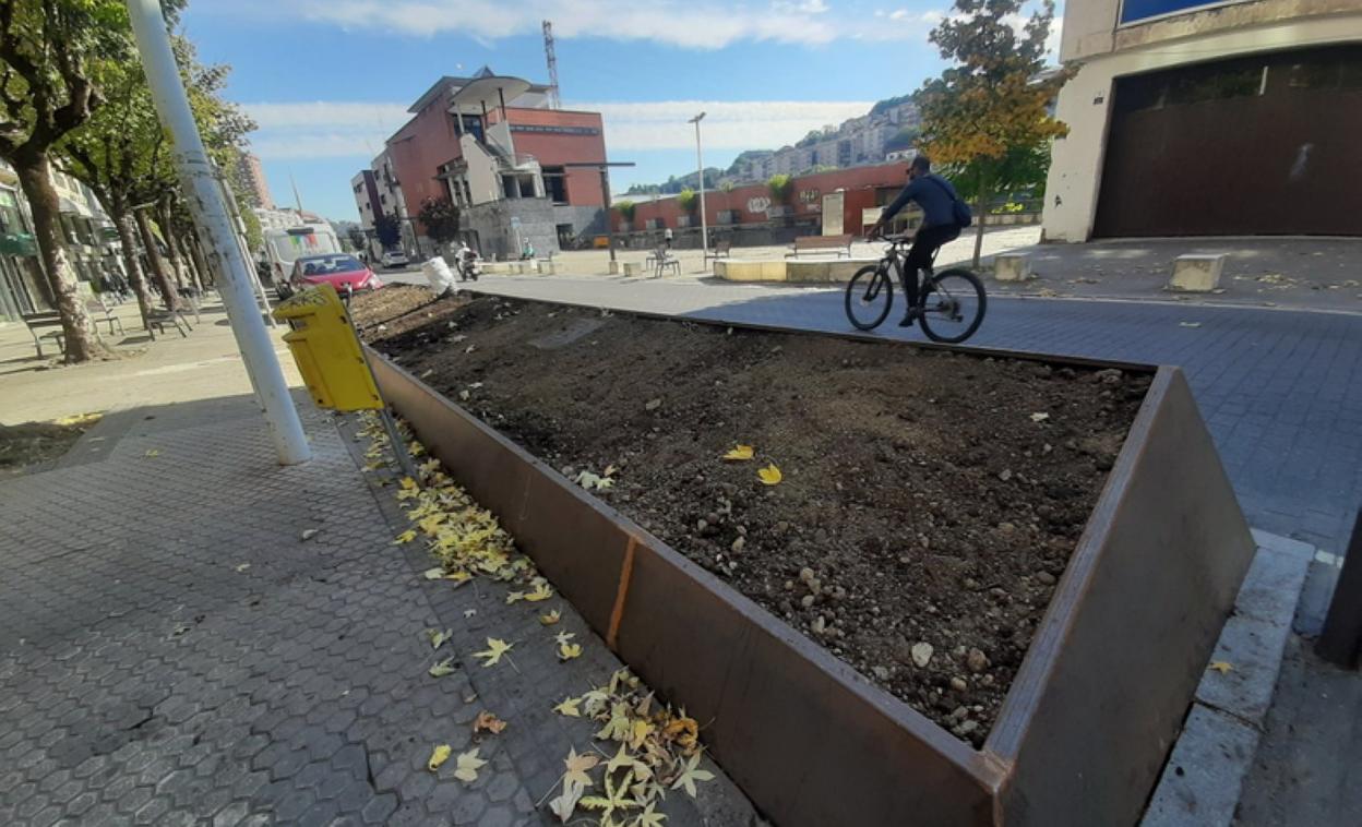 Instalan jardineras metálicas en Euskadi Etorbidea | El Diario Vasco Instalan jardineras metálicas en Euskadi Etorbidea | El Diario Vasco