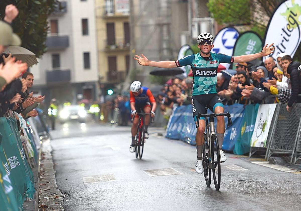 Ciclismo: El británico Matthew Cole reina en la locura de la Gipuzkoa ...