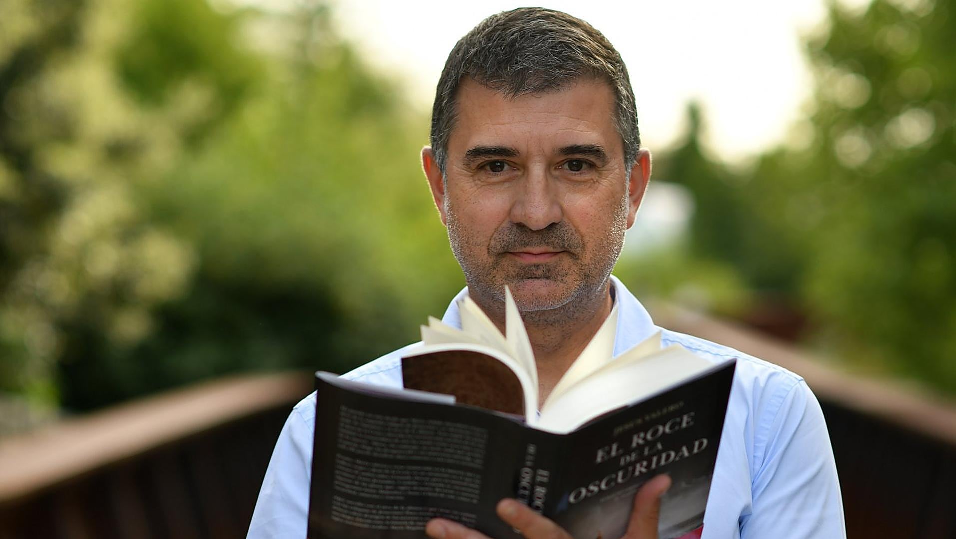 Autor de 'El roce de la oscuridad': Jesús Valero: «Llevo la técnica del ...