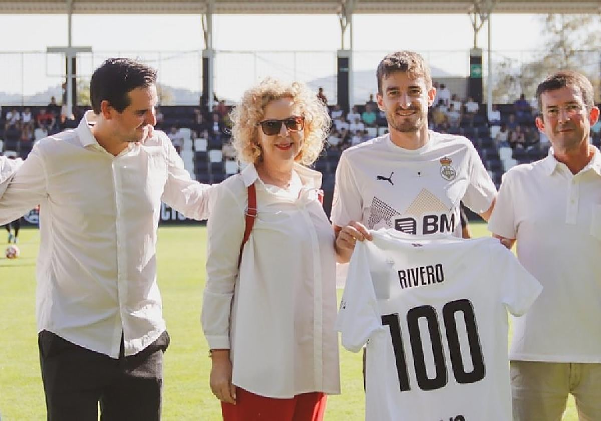 Rivero celebra sus cien partidos como txuribeltz | El Diario Vasco