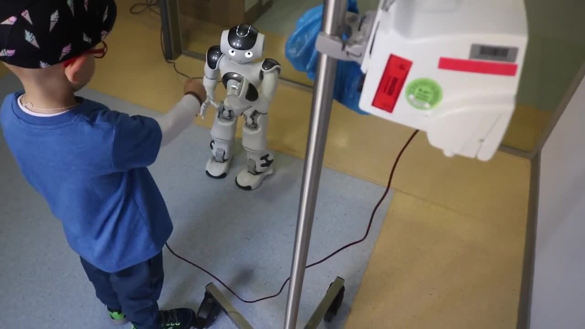 El robot Curro interactúa con un menor hospitalizado en oncología | El ...