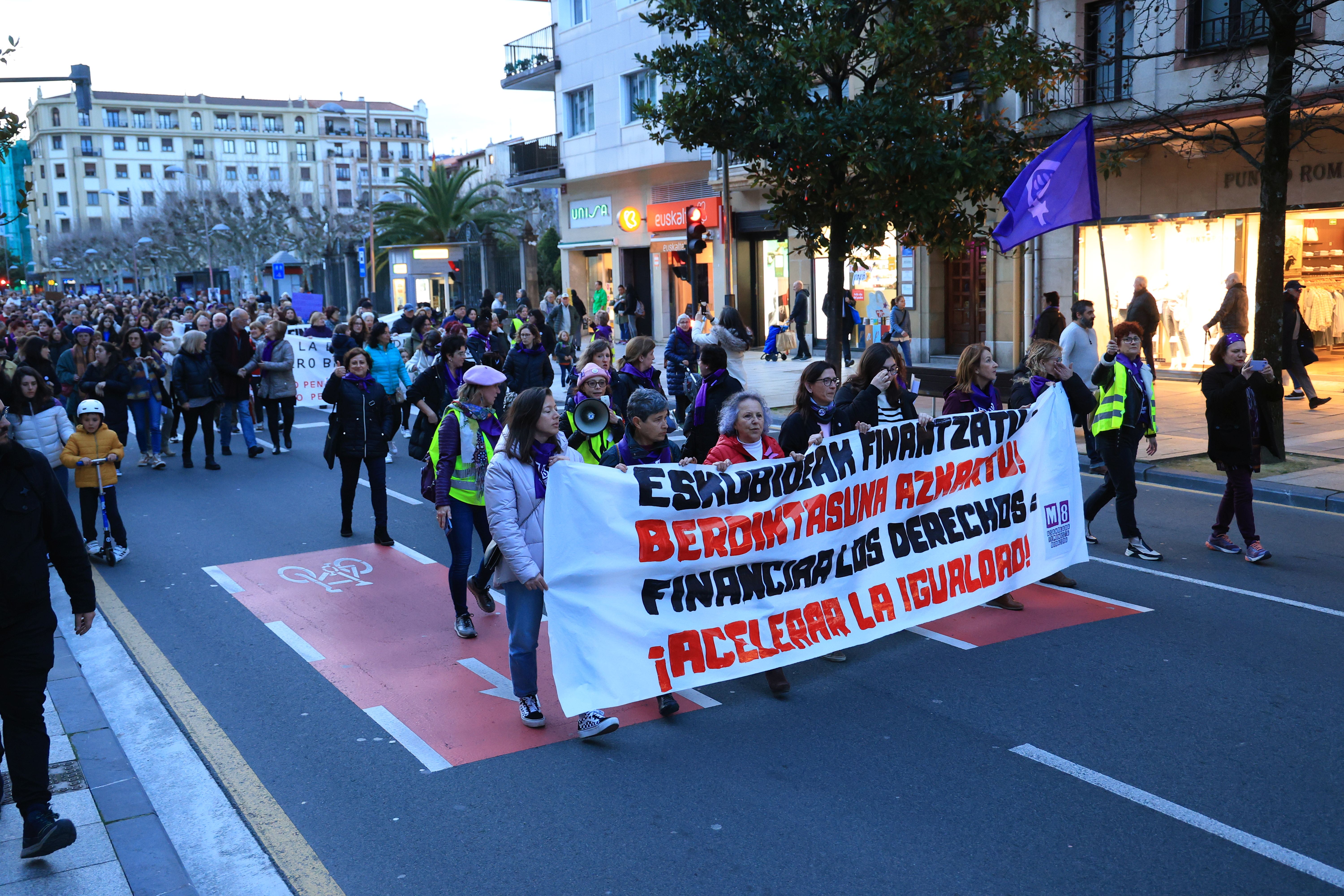 Las calles de Gipuzkoa se tiñen de morado | El Diario Vasco