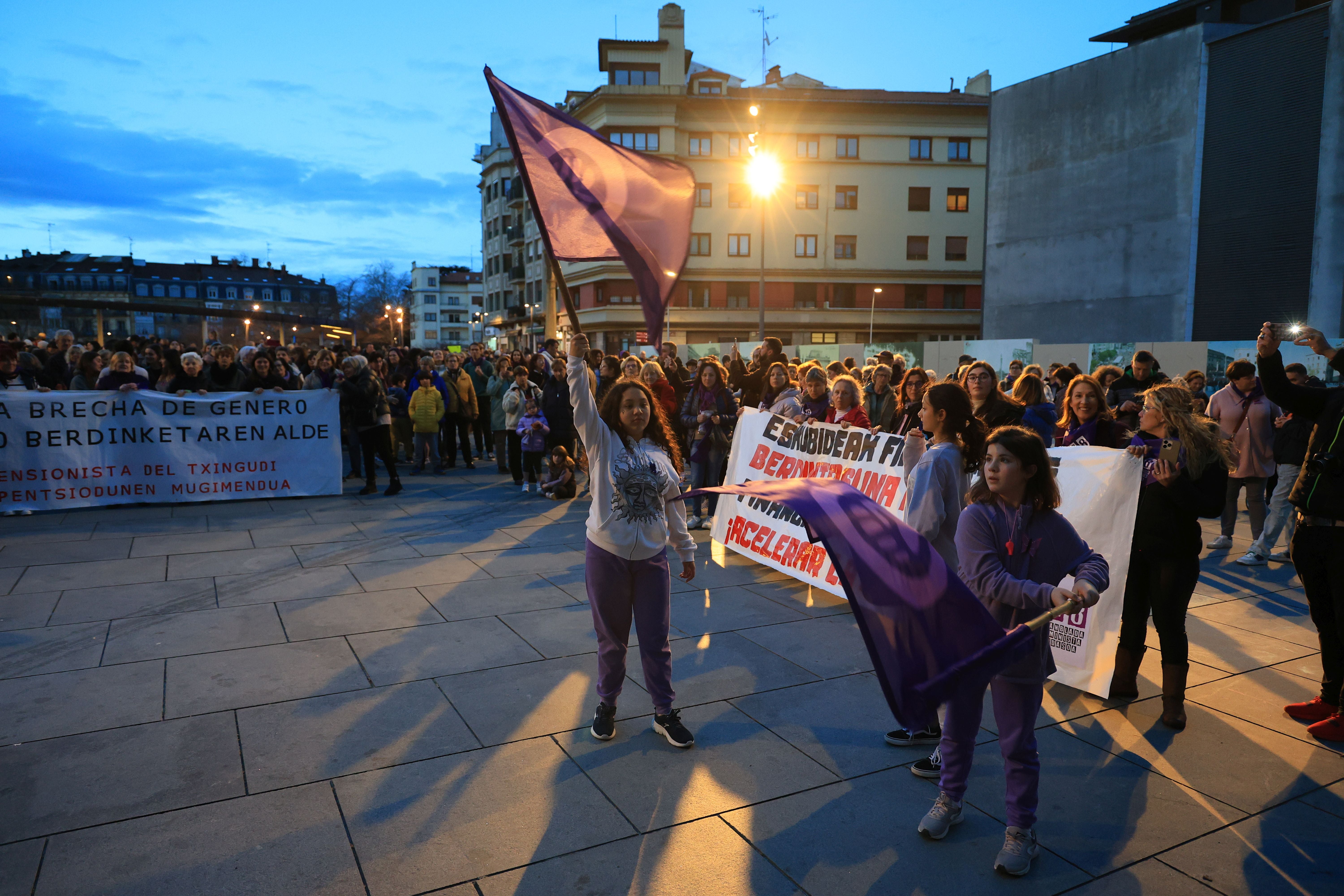 Las calles de Gipuzkoa se tiñen de morado | El Diario Vasco