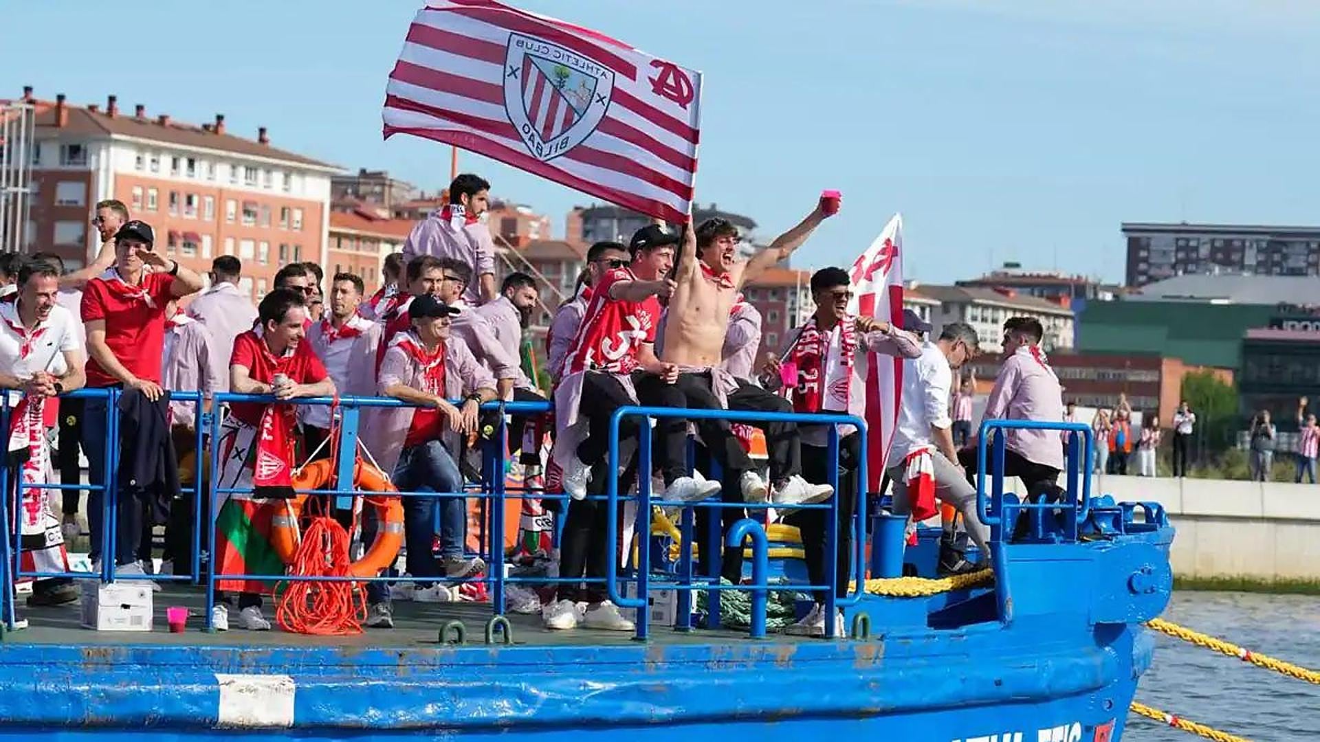 Una marea sigue a la gabarra del Athletic | El Diario Vasco