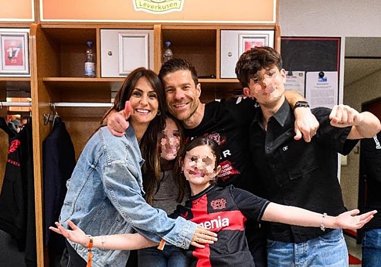 Xabi Alonso celebra el título con su familia: «Mi equipo» | El Diario Vasco