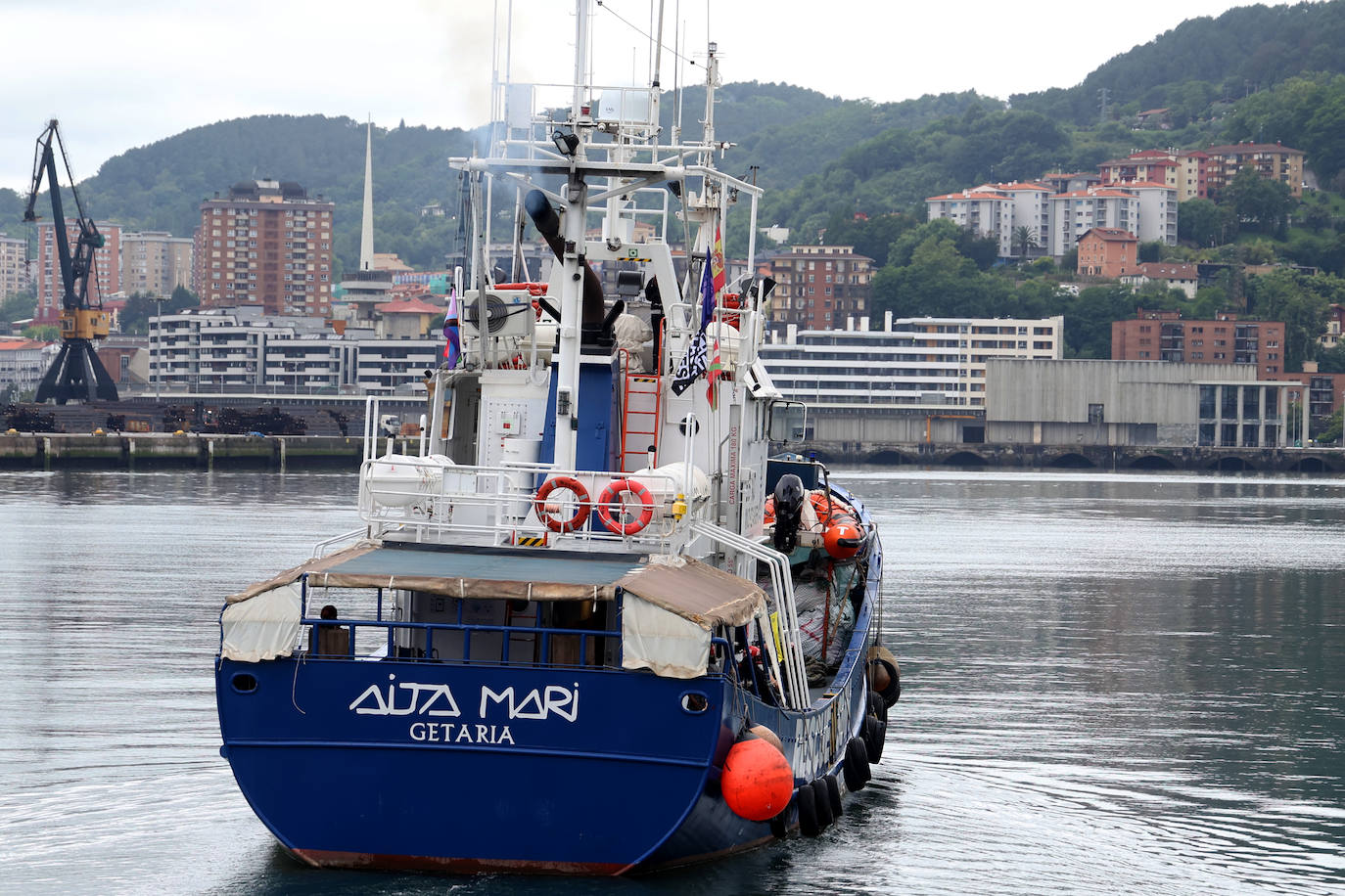La partida del Aita Mari de Pasaia hacia el Mediterráneo | El Diario Vasco
