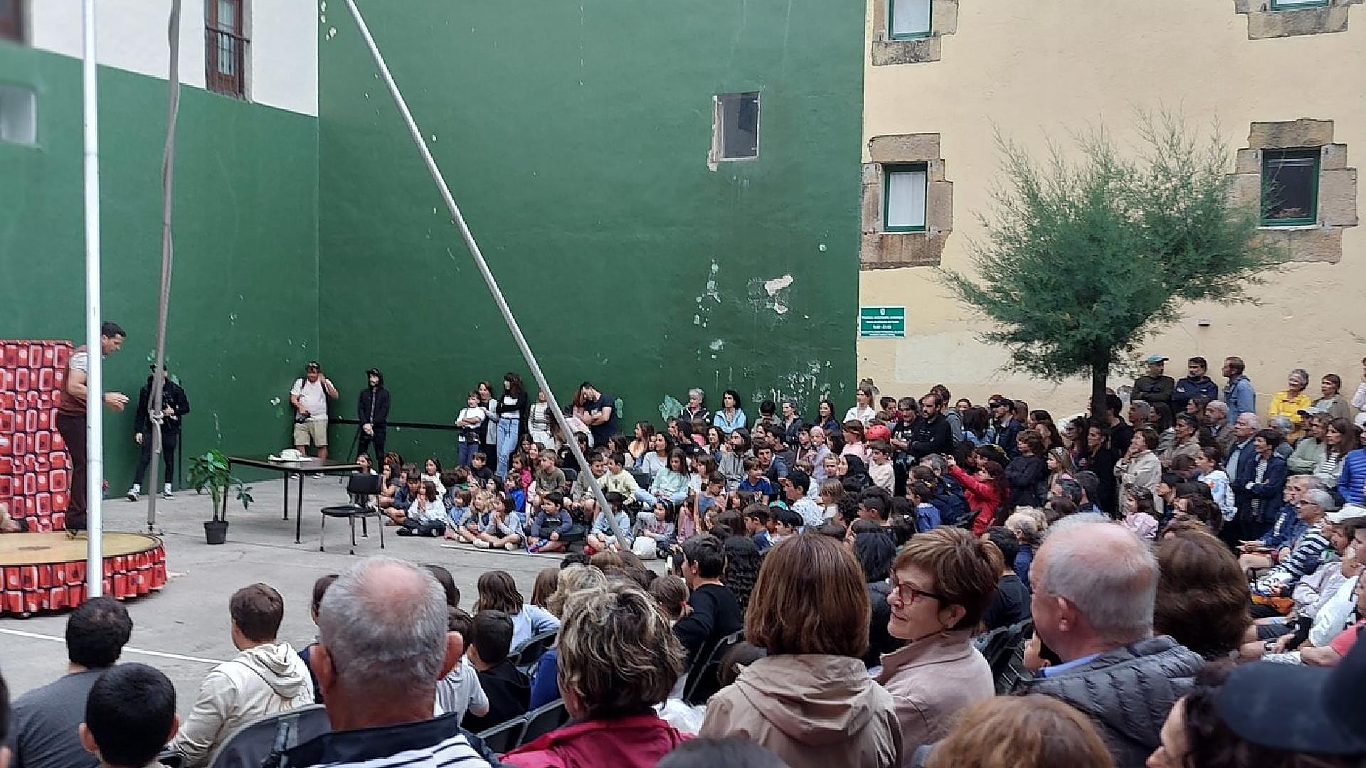 Zarautz: Kalerki recibe el calor de la ciudadanía, con cientos de ...