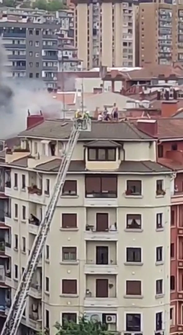 Así ha sido el espectacular rescate de los vecinos atrapados por el ...