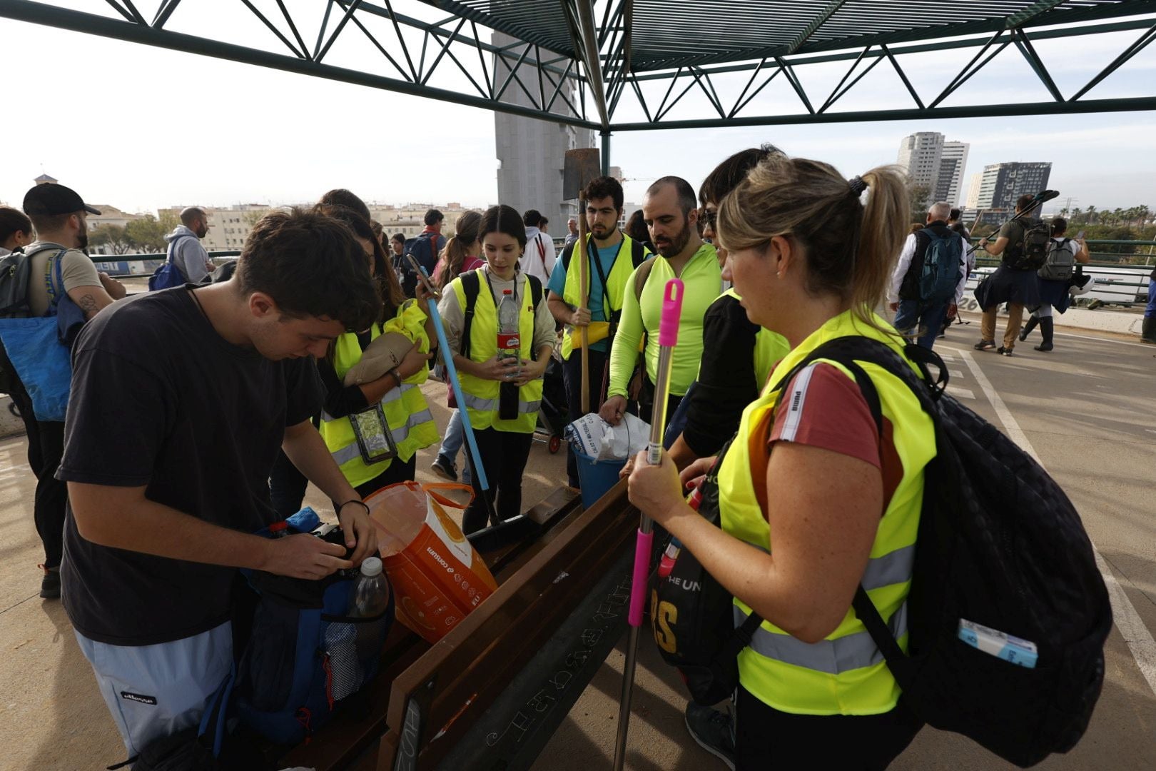 Oleada de solidaridad en Valencia | El Diario Vasco