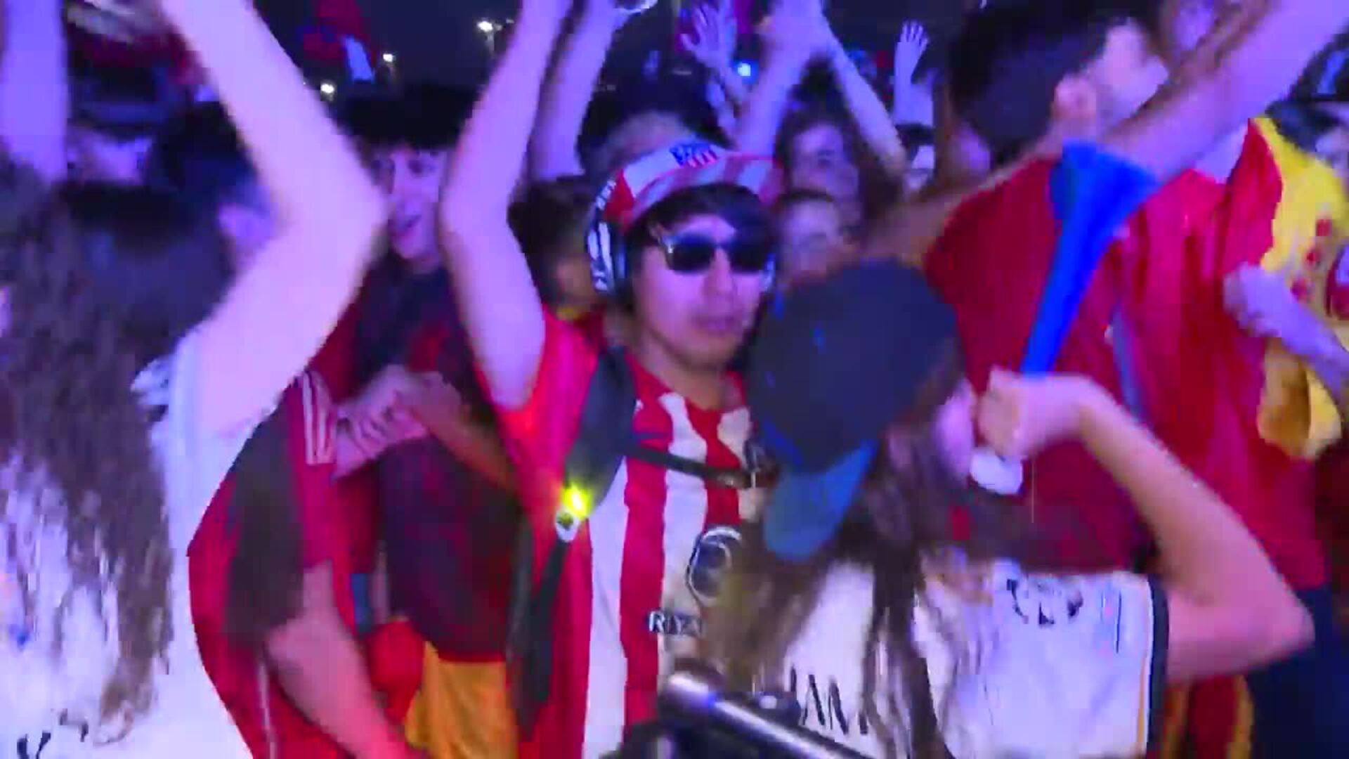 Multitud de aficionados celebran la victoria de España | El Diario Vasco