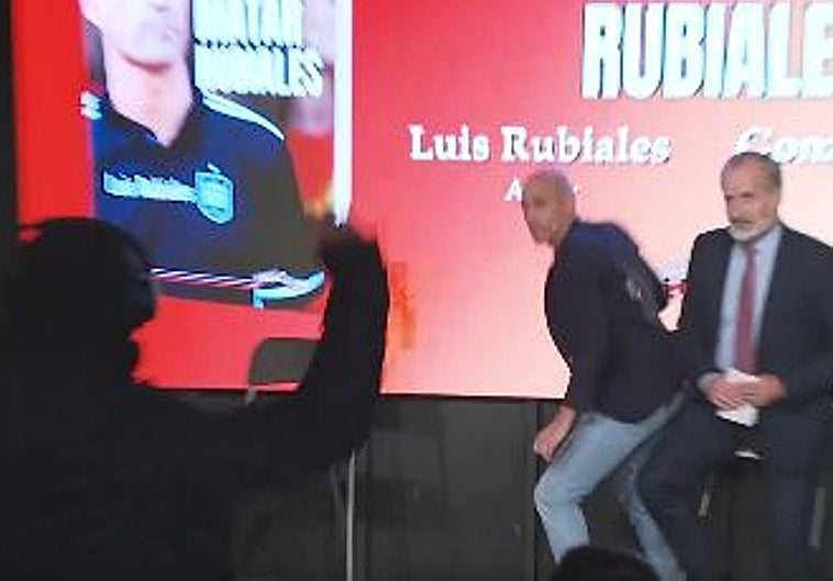 Lanzan huevos a Luis Rubiales en la presentación de su libro | El ...