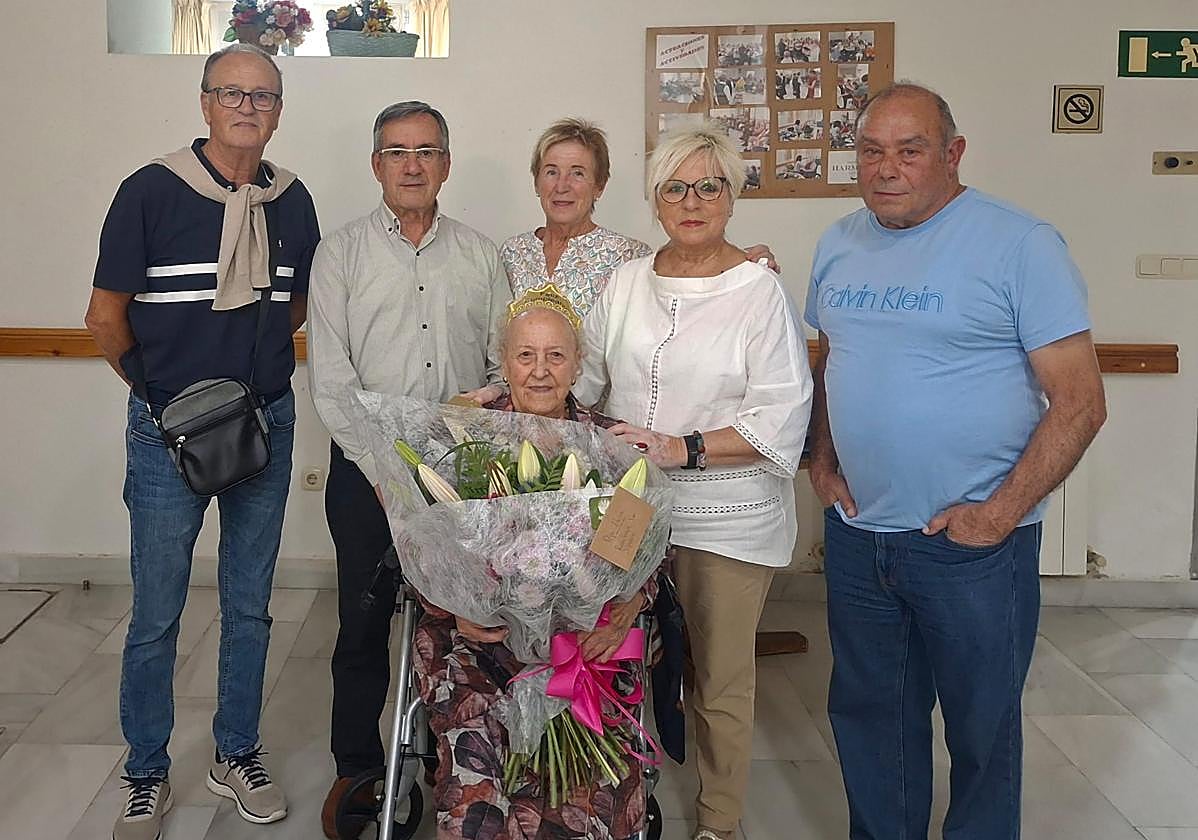 Aiton Amonen Aterpea de Donibane felicitó a su nueva socia centenaria ...