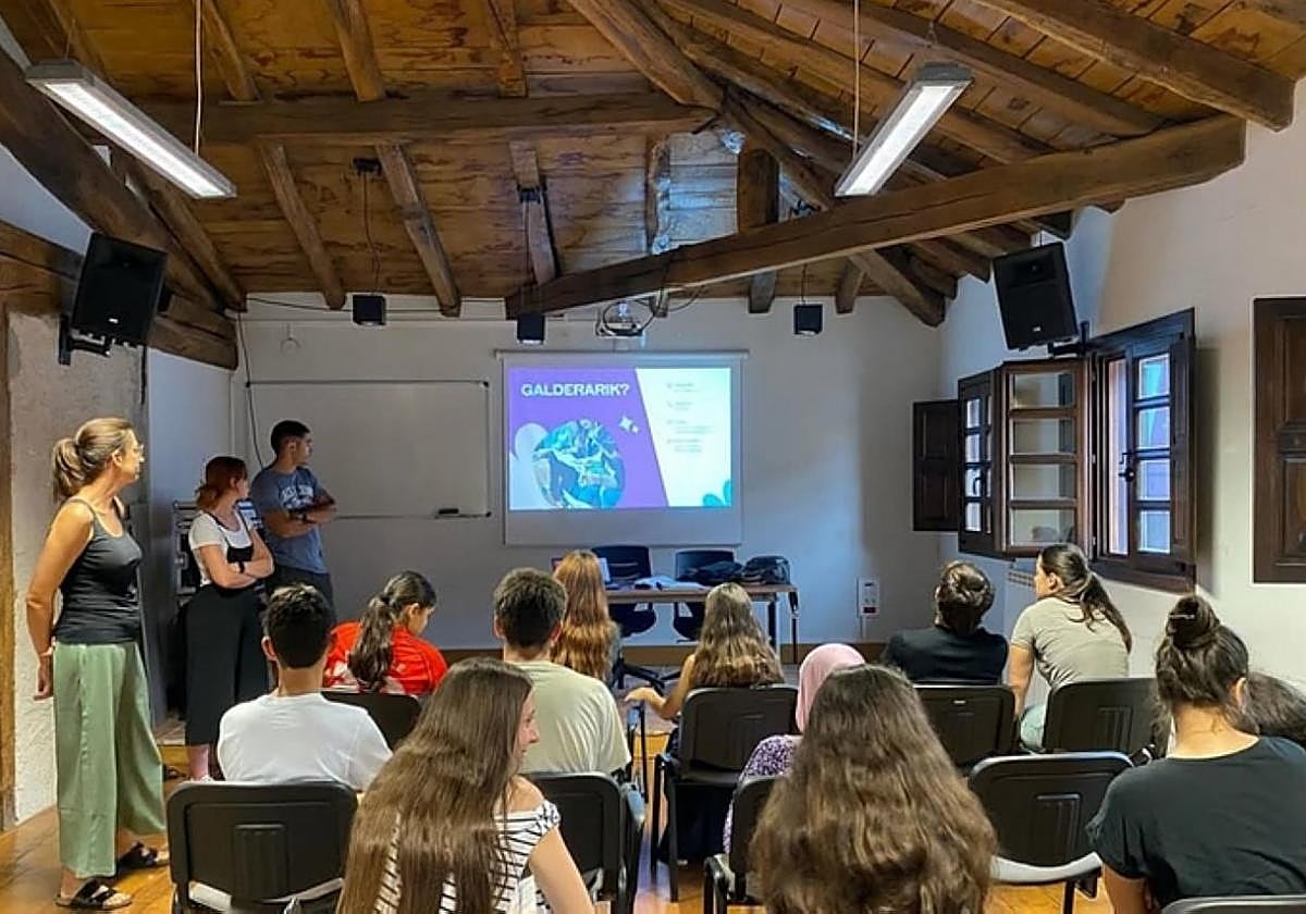 Tómbola solidaria de Gaztendank esta mañana en Irala kalea | El Diario ...