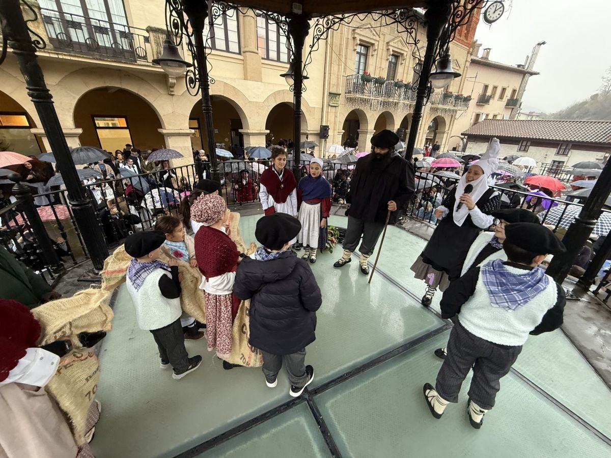 Olentzero y Mari Domingi llenan de ilusión Beasain | El Diario Vasco
