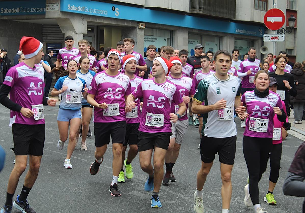 Multitudinaria San Silvestre para despedir el año, con triunfo de Julen ...