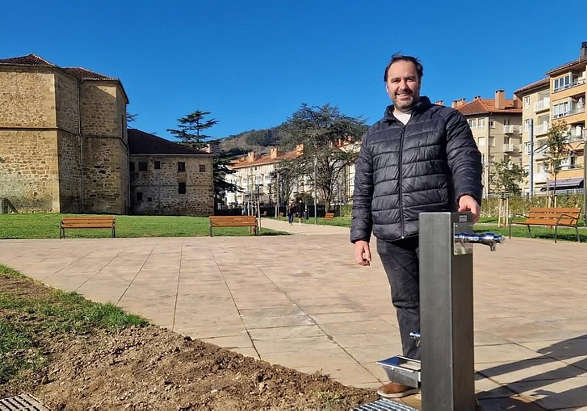 La Brigada Municipal instala una fuente en Amalur Parkea | El Diario Vasco