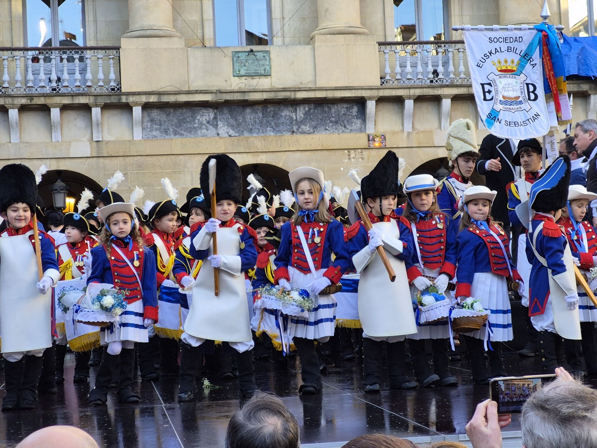 Los Txikis de Euskal Billera desfilan por la Parte Vieja | El Diario Vasco